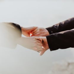 Emotionele connectie: 16 Tips om 'n diepe band te creëren