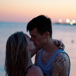 Zoenen op de eerste date? Belangrijke tips om het wel of niet te doen